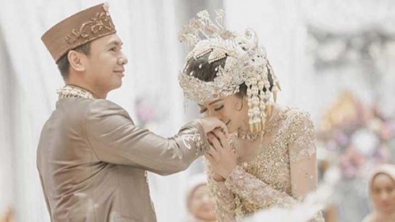 Mencium Kening Istri: Doa dan 7 Pahala yang Didapat Beritaku